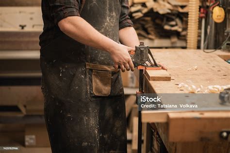 인식 할 수없는 자른 남자 작업 벤치를 사용하여 밴드 톱 전기 비행기로 목재를 절단하는 전문 소목 장 노동자 30 34세에 대한 스톡 사진 및 기타 이미지 Istock