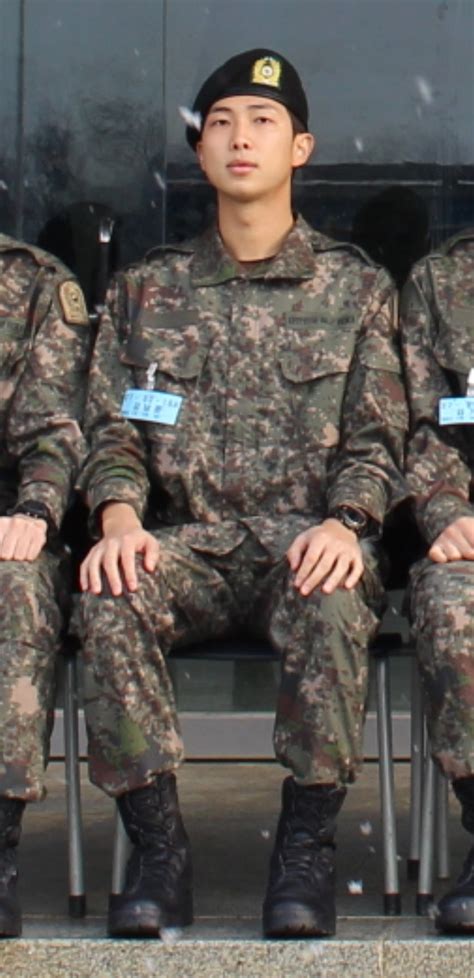 뷔 군복 입어도 카리스마 가득한 눈빛 Rm도 군기 가득 소셜in