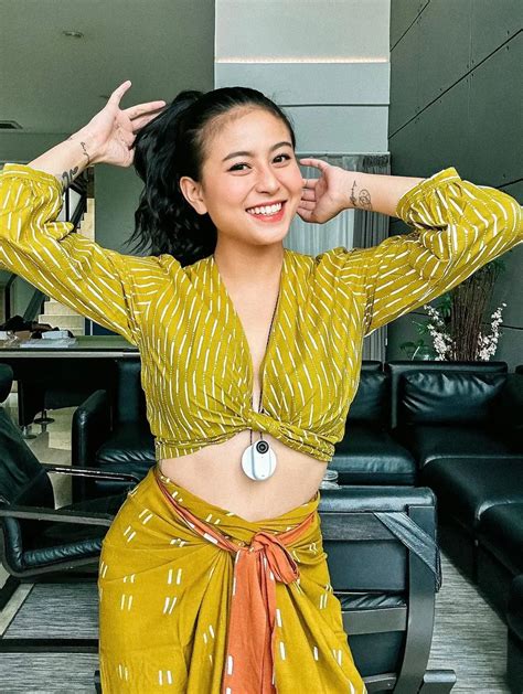6 Inspirasi Ootd Berkain Ala Awkarin Stylish Dan Kekinian Photo