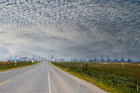 가스 및 석유 운송 가스 처리 플랜트 가스 부스터 압축기 스테이션용 가스 밸브 크레인 및 파이프 공장 산업 건물에 대한 스톡 사진 및 기타 이미지 Istock