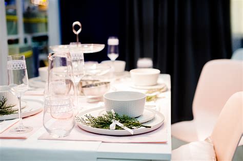 녹색의 장식으로 화이트 컬러로 테이블 설정입니다 이벤트 파티에 대 한 테이블 설정 또는 결혼식입니다 녹색과 흰색 색상에서의 장식 레스토랑에서 음식입니다 0명에 대한 스톡