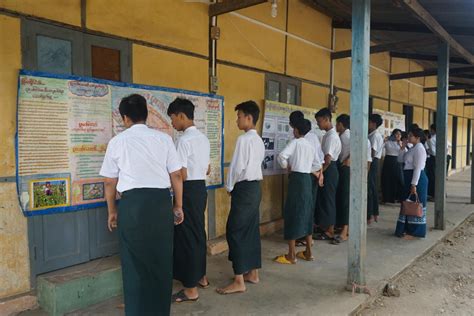 ပြည်မြို့အမှတ် ၅ အခြေခံပညာအထက်တန်းကျောင်း၌ လူငယ်အသိပညာပေးဟောပြောပွဲ၊ နံရံကပ်စာစောင်နှင့်စာအုပ