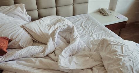 흰색 시트와 베개가 있는 정돈되지 않은 침대 사진 Unsplash의 Ugc 영어 이미지