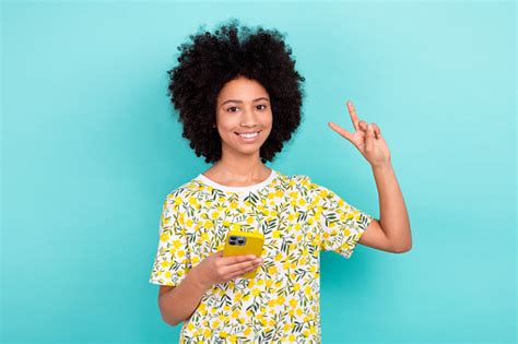 웃고 있는 블로거 친절한 여학생 쇼 V 기호 평화 상징의 사진 초상화 파란색 배경 위에 격리된 소셜 미디어에서 인종차별 없음 8 9 살에 대한 스톡 사진 및 기타 이미지