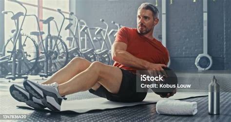 체육관에서 운동하는 동안 의학 공을 사용하여 잘 생긴 성숙한 남자의 샷 운동에 대한 스톡 사진 및 기타 이미지 운동 체육관 헬스 클럽 Istock