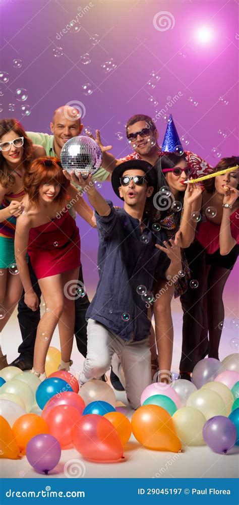 Gente Caucásica Joven Que Va De Fiesta Y Que Celebra Imagen De Archivo
