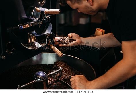 커피 생산에서 일하는 남자바리스타 바리스타 스톡 사진지금 편집 1112141108