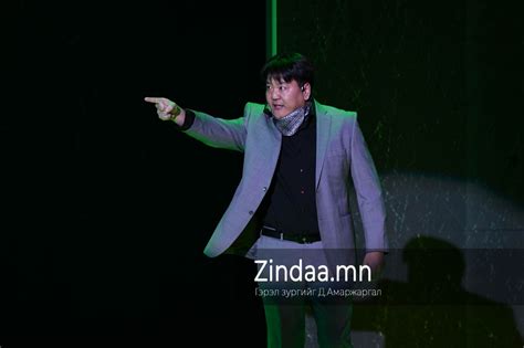 ФОТО Тод хувцастай эмэгтэй нээлтээ хийлээ