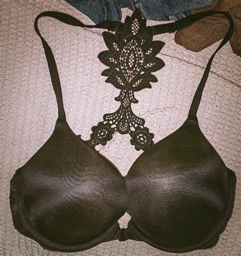 Tttssmm On Twitter 在帮朋友搬家的时候，最让人性奋的发现：一件打包漏了的胸罩，维多利亚系列，还带美背效果75c的尺寸，趁着她走开了，赶紧拍照留念。到家马上幻想她穿这奶罩的