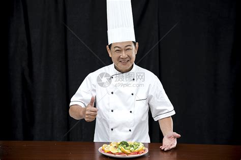 厨师上菜高清图片下载 正版图片501000438 摄图网