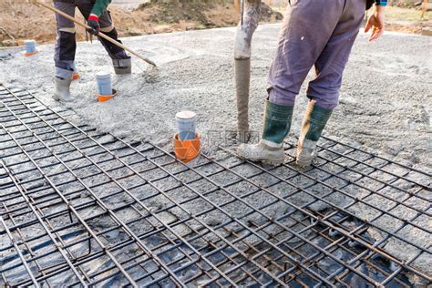 浇筑混凝土板在施工建筑物的商业混凝土地板期高清图片下载 正版图片502890079 摄图网