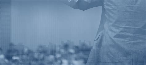 기업 비즈니스 컨퍼런스에서 강연하는 연사 프리젠 테이션 화면 앞에 발표자와 홀에서 청중 기업 및 기업가 세미나 에서 기업 임원