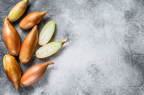 샬롯 양파 두 반으로 잘라 회색 배경입니다 맨 위 보기 텍스트를 위한 공간 갈색에 대한 스톡 사진 및 기타 이미지 갈색 건강한 식생활 겉껍질 Istock