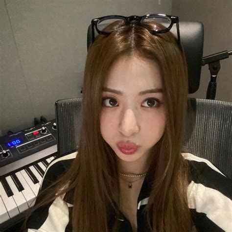 220922 Huh Yunjin Instagram Update 2 R Lesserafim