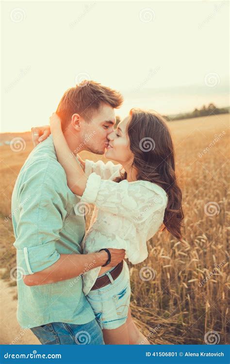 Pares Jovenes En El Amor Al Aire Libre Pares Que Abrazan Y Que Se Besan Imagen De Archivo