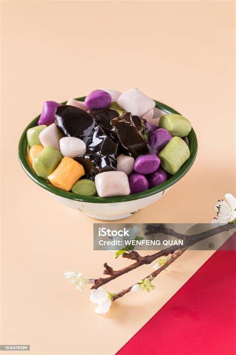 여름철 중국 거리의 아이스 스낵 다양한 과일과 찹쌀 공과 향신료로 만든 시원하고 상쾌한 음식 0명에 대한 스톡 사진 및 기타 이미지 Istock