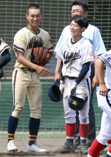 ＜帯広農・帯広大谷＞お互いに健闘を称えあった両主将（左から）帯広農・佐伯、帯広大谷・斉藤（撮影・高橋茂夫） ― スポニチ Sponichi