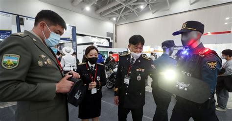 한국 경찰 유니폼·장비 살펴보는 외국 경찰