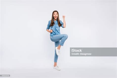 그녀의 전체 길이 몸 크기보기 그녀의 좋은 매력적인 사랑스러운 사랑스러운 쾌활한 쾌활한 쾌활한 만족 소녀 기뻐 축하 달성 을 통해 고립 된 밝은 흰색 색상 배경 갈색 머리에