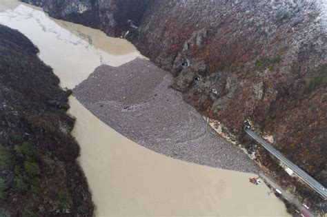 Еколошка катастрофа во Босна и Херцеговина реката Дрина се претвори во депонија Мотика