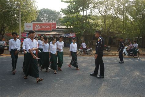 တက္ကသိုလ်ဝင်စာမေးပွဲဖြေဆိုမည့် ကျောင်းသား ကျောင်းသူများ အား ယာဉ်စည်းကမ်းလမ်းစည်းကမ်းဆောင်ရွက်ပေး