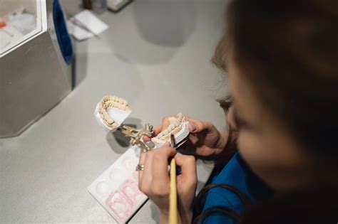 치과 실험실에서 인식 할 수없는 여성 기술자 의치 만들기 이빨에 대한 스톡 사진 및 기타 이미지 이빨 보철 장비 실험실 Istock