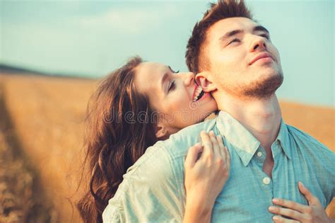 Junge Paare In Der Liebe Im Freien Verbinden Sie Das Umarmen Junge