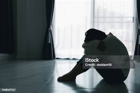 슬픈 십대 소녀 우울증의 개념입니다 실내 바닥에 앉아 화가 난 십대 소녀 불안 젊은 여자 절망과 스트레스 외롭고 불행한 여성은 사회적 희생자입니다 집에서 외로움 청소년 가정