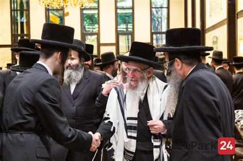 Photo Gallery Slonim Rebbe Davening Shachris In His Shul In Boro Park
