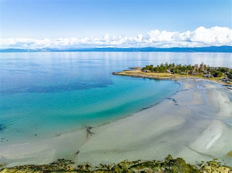 강가 경치 고요한 구름 녹지 드론 촬영 때묻지 않은 레크리에이션 지역 만 맑은 하늘 모래 사장 모래 해변