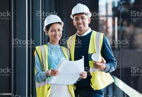 건설 엔지니어링 및 건설은 계약자 유지 보수 작업자 및 기술자가 개발 현장에서 팀으로 함께 작업합니다 계획이나 청사진을 보고