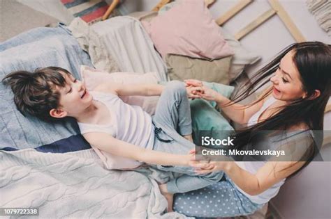 행복 한 어머니와 자식 아들 속이 고 아침에 침대에서 재생 가족 관계 캐주얼 라이프 스타일 시리즈입니다 가정 생활에 대한 스톡