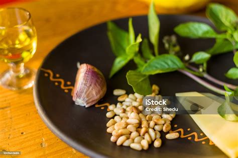 이탈리아 파스타 소스레몬 바 질 어린 준비에 대 한 신선한 재료 삼나무 견과류 큰 마늘 정 향 그리스 올리브 기름 파 르 메 산