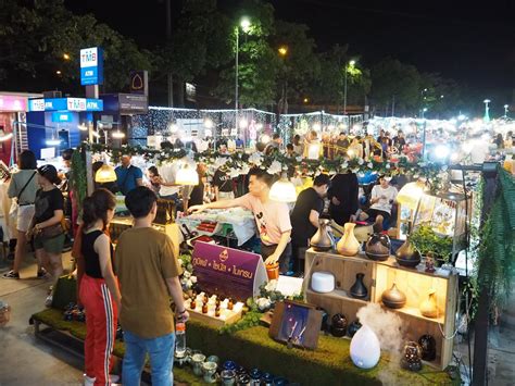 10 ตลาดนัดกลางคืน เดินช้อป ชิม ชิล ไปง่ายทั่วกรุงเทพ