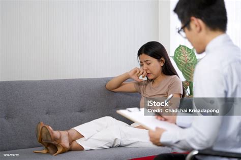 병원 정신 건강 서비스 센터에서 정신과 의사와 상담을 하는 우울증을 앓고 있는 우는 여성 25 29세에 대한 스톡 사진 및 기타