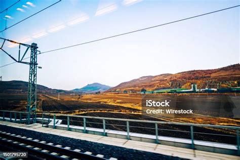 구불구불한 언덕이 있는 기차 창문에서 본 활기차고 그림 같은 야외 풍경 0명에 대한 스톡 사진 및 기타 이미지 0명