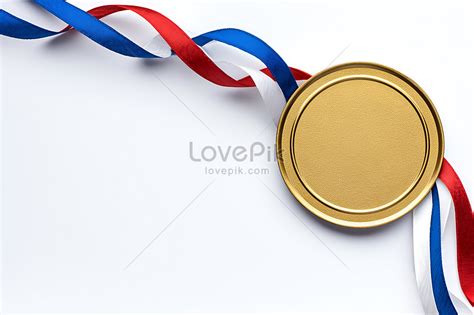 빨간색 흰색 및 파란색 리본이있는 금메달