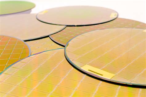 많은 실리콘 웨이퍼 세 가지 유형 마이크로 칩이있는 금색 웨이프 0명에 대한 스톡 사진 및 기타 이미지 0명 개발 공장