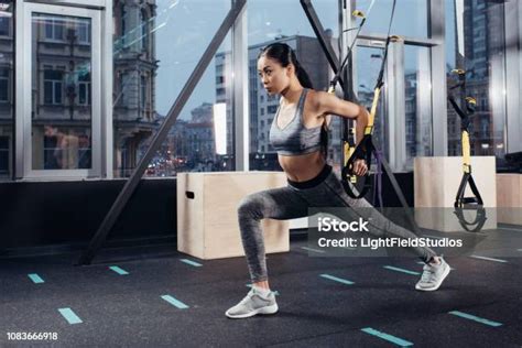 현대적인 체육관에서 저항 밴드와 함께 훈련 하는 매력적인 아시아 여자 건강한 생활방식에 대한 스톡 사진 및 기타 이미지 건강한 생활방식 런지 레깅스 Istock