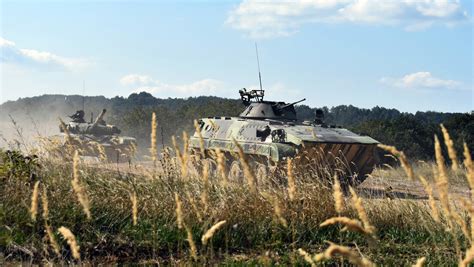 Колона оклопних борбених возила Војске Србије на путу ка Копненој зони безбедности — Rt Balkan