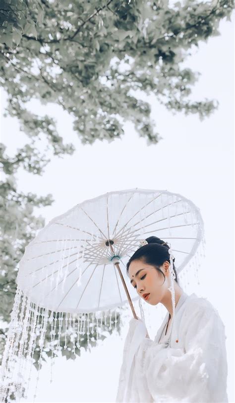 小智圖說 山上茶園小亭，打著傘眉心有美人痣的白裙古典美人！ 每日頭條