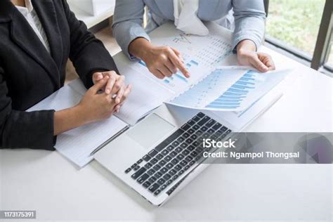 비즈니스우먼 리더 팀 컨퍼런스 회의 프레젠테이션에서 파트너 재무 및 회계 개념과의 비즈니스 만들기 대화 및 비즈니스 전략 기획에 대한 프레젠테이션 경영자에 대한 스톡 사진