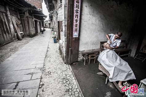 老行当莲花古镇的剃头匠 组图 图片中国 中国网