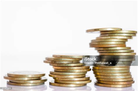 금화 스택 행 은 돈 절약 및 투자 비즈니스 금융 및 은행 개념에 대한 흰색 배경에 더미를 성장 개념에 대한 스톡 사진 및 기타 이미지 Istock