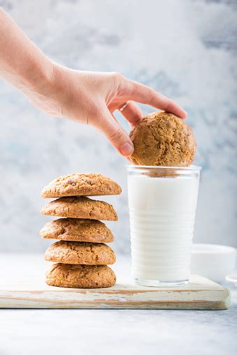 아몬드 우유를 곁들인 귀리 비건 쿠키 천연 재료로 만든 채식주의자를 위한 맛있는 초콜릿 다이어트 간식 기대기에 대한 스톡 사진 및 기타 이미지 Istock