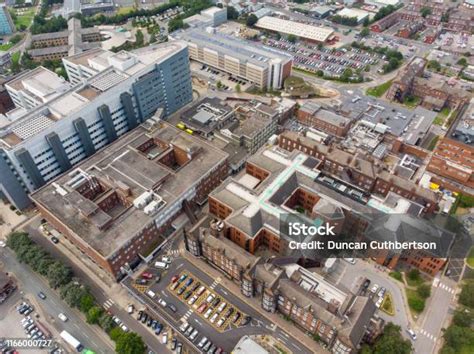 영국 웨스트요크셔 주 리즈에 있는 세인트 제임스 대학 병원의 항공 사진으로 화창한 날 의 배경에 병원 Aampe 입구 및 부지와 리즈 시티 센터를 보여주고 있습니다 병원에