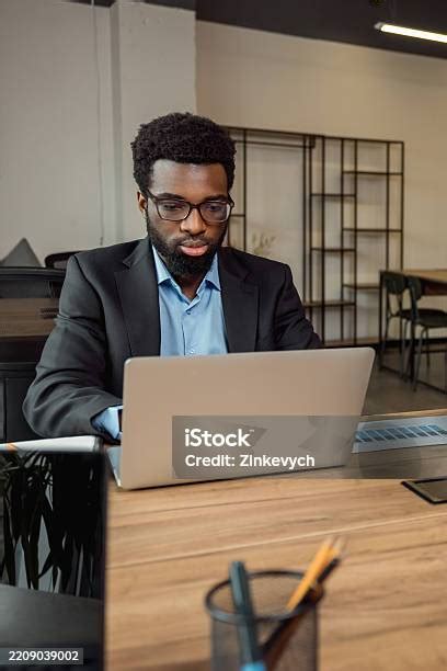 노트북에서 일하는 아프리카계 미국인 사업가이며 진지하고 집중해 보입니다 20 24세에 대한 스톡 사진 및 기타 이미지 20 24세 계획 금융 Istock