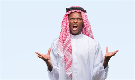 아랍 아프리카 젊은이에 전통적인 서구인을 입고 배경 미친 격리 하 고 미친 소리 하 고 적극적인 식와 팔 발생 함 좌절