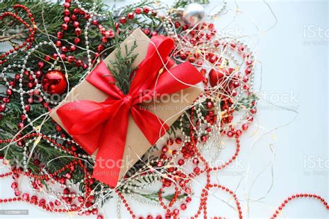 전나무 가지 크리스마스 트리 장식 화환 및 활이있는 선물 상자 0명에 대한 스톡 사진 및 기타 이미지 0명 12월 가문비