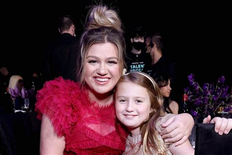 Kelly Clarkson Brings Daughter River Rose Onstage For Duet During Las